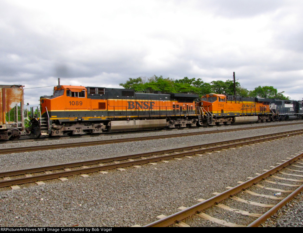 BNSF 1089 and 7354